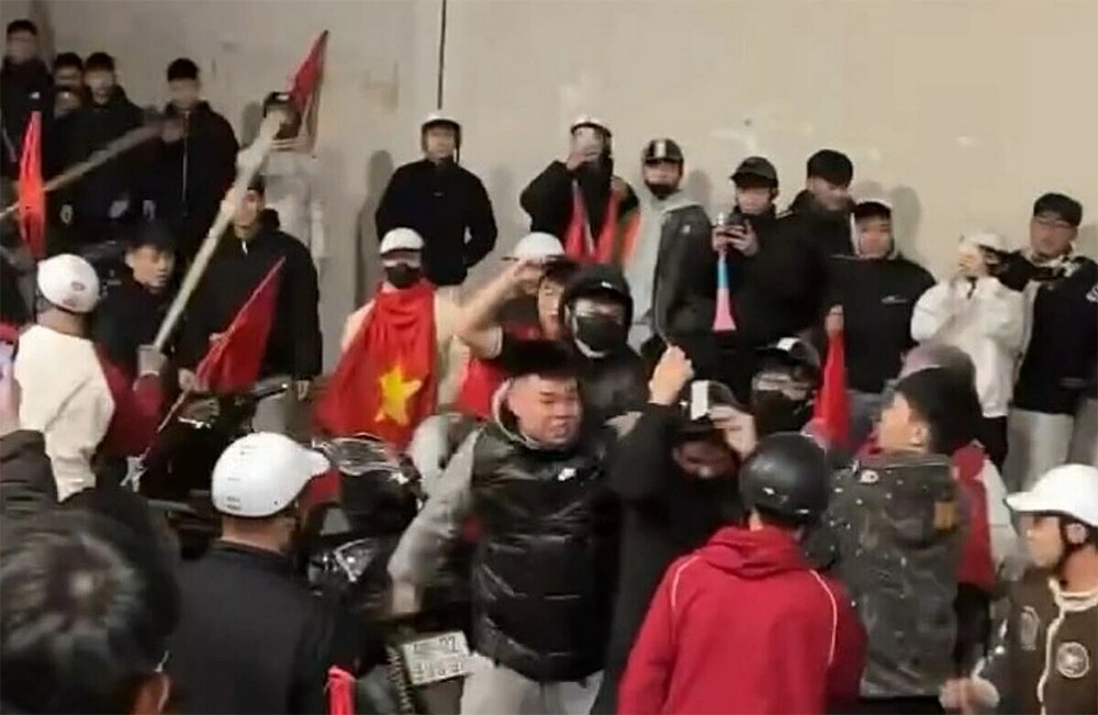 Clip hầm Kim Liên Hà Nội: Nhóm thanh niên sàm sỡ cô gái, hành hung bạn ...